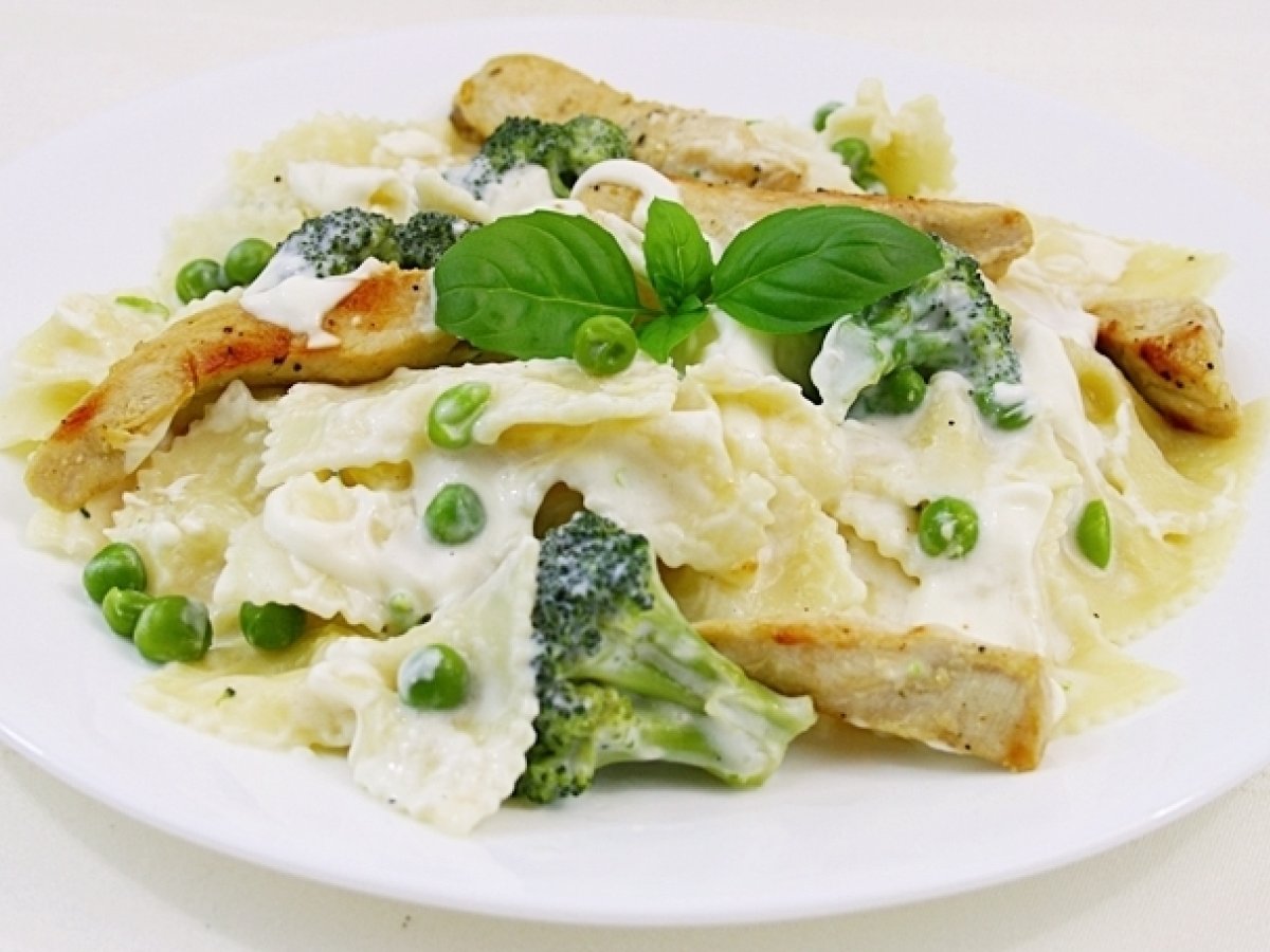 Rețetă paste cu broccoli și piept de pui sănătoase