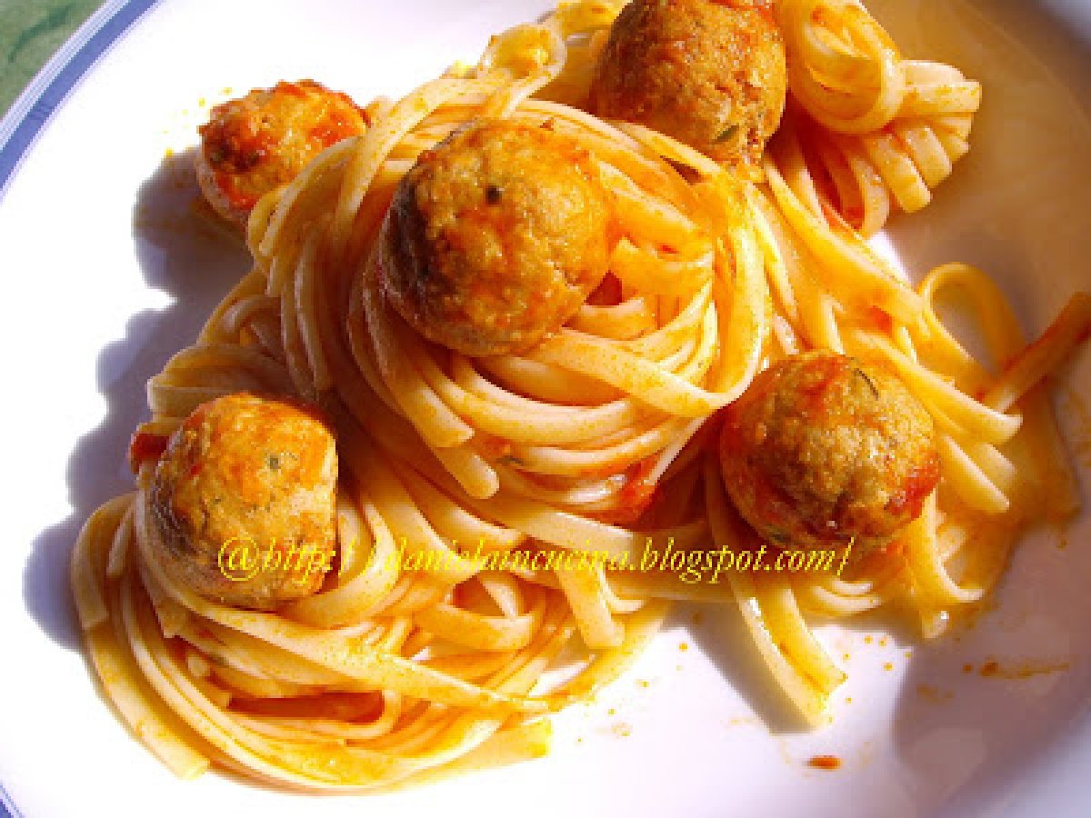 Paste cu chiftele in sos de rosii - Rețetă Petitchef