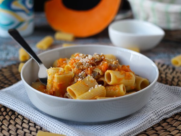 Paste cu dovleac și carne din cârnați