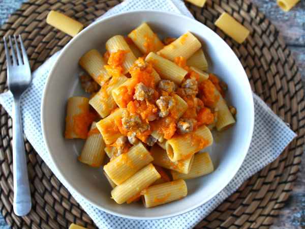 Paste cu dovleac și carne din cârnați