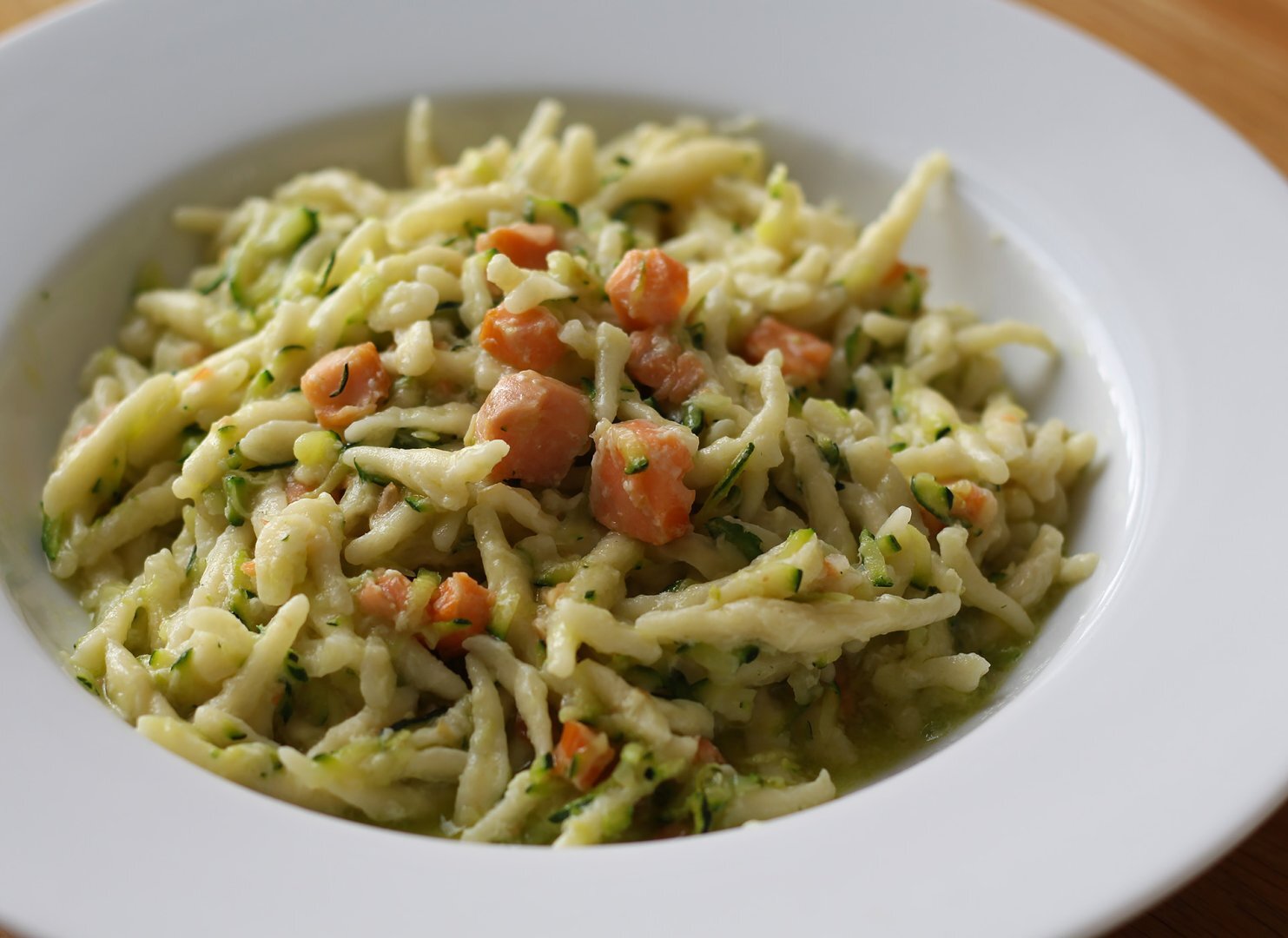 Rețetă paste cu somon și dovlecel