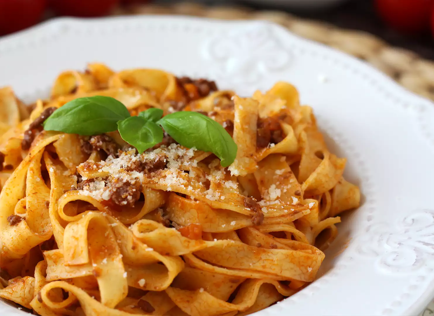 Paste cu sos bolognez - tagliatelle al ragù alla bolognese