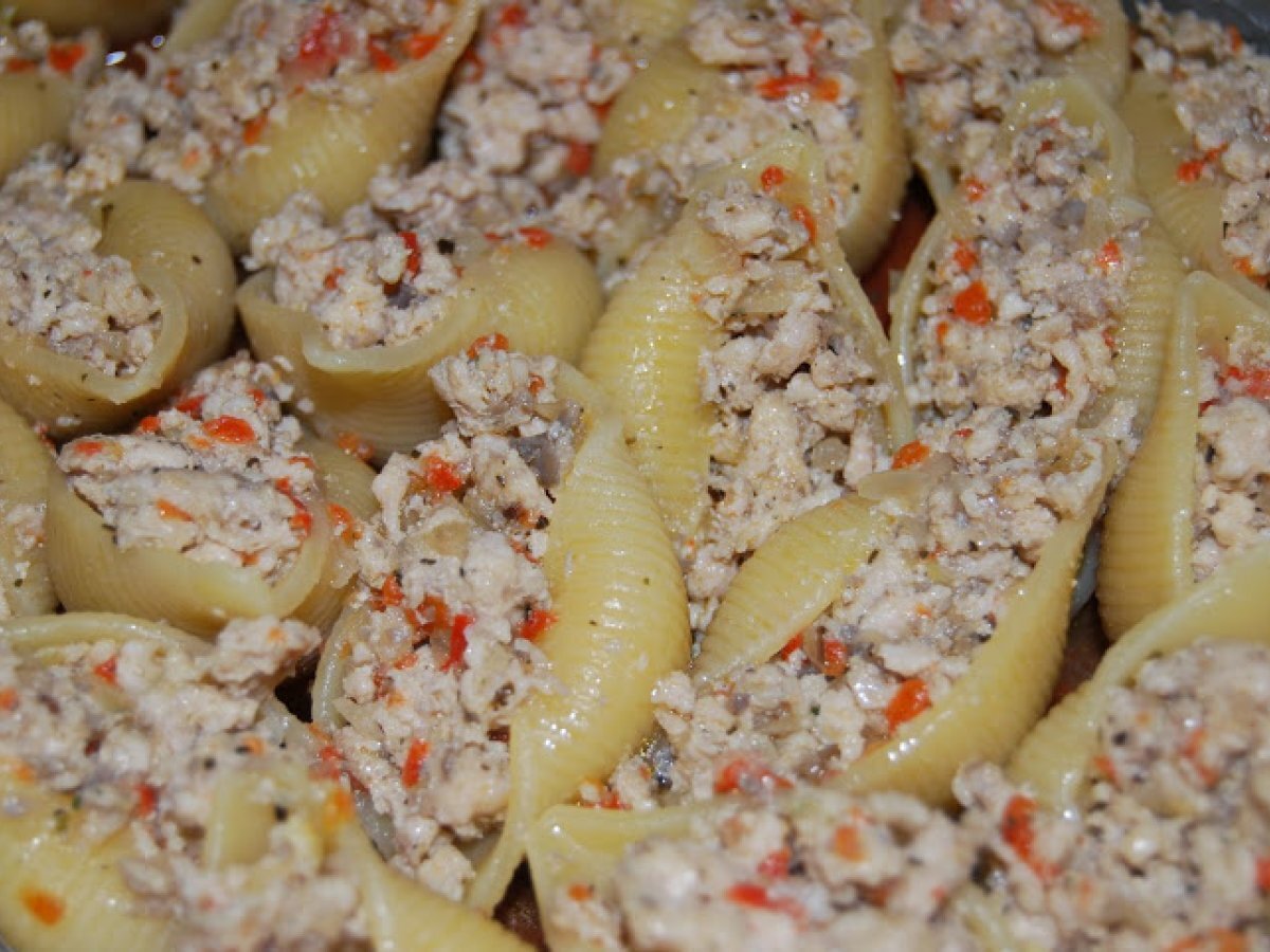 Paste scoici umplute cu pui si ciuperci - Rețetă Petitchef