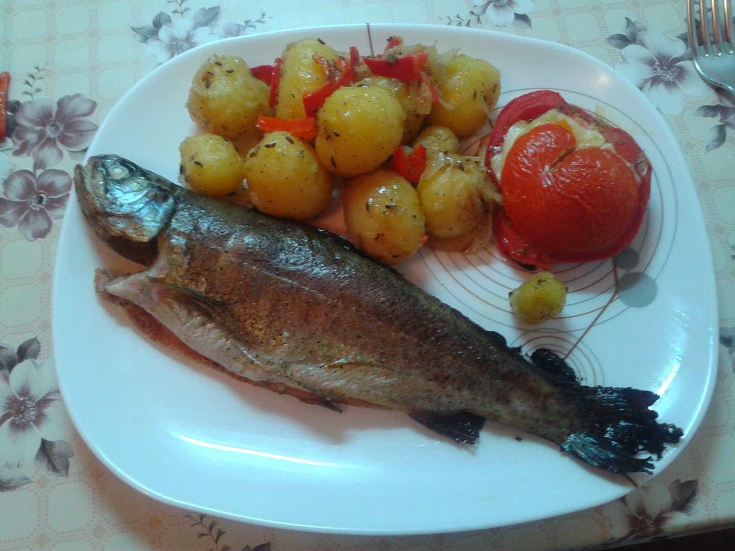 Rețetă de păstrăv la cuptor cu cartofi țărănești