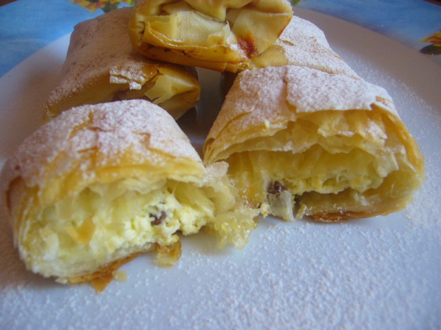 Rețetă plăcintă cu brânză de vaci și stafide delicioasă