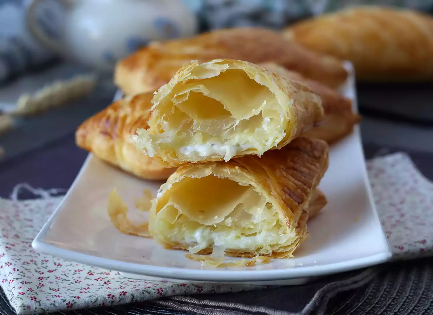 Rețetă plăcinte foitaj cu brânză, simple și delicioase