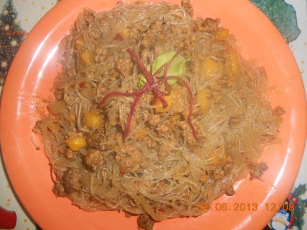 Porc picant cu mango si taitei din amidon de fasole - Rețetă Petitchef