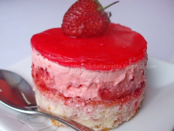 Rețetă simplă de prăjitură cu frișcă și căpșuni