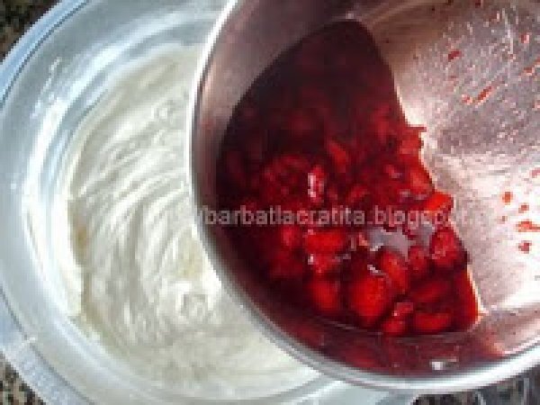 Rețetă simplă de prăjitură cu frișcă și căpșuni