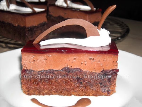 Rețetă prăjitură cu vișine și cremă ole