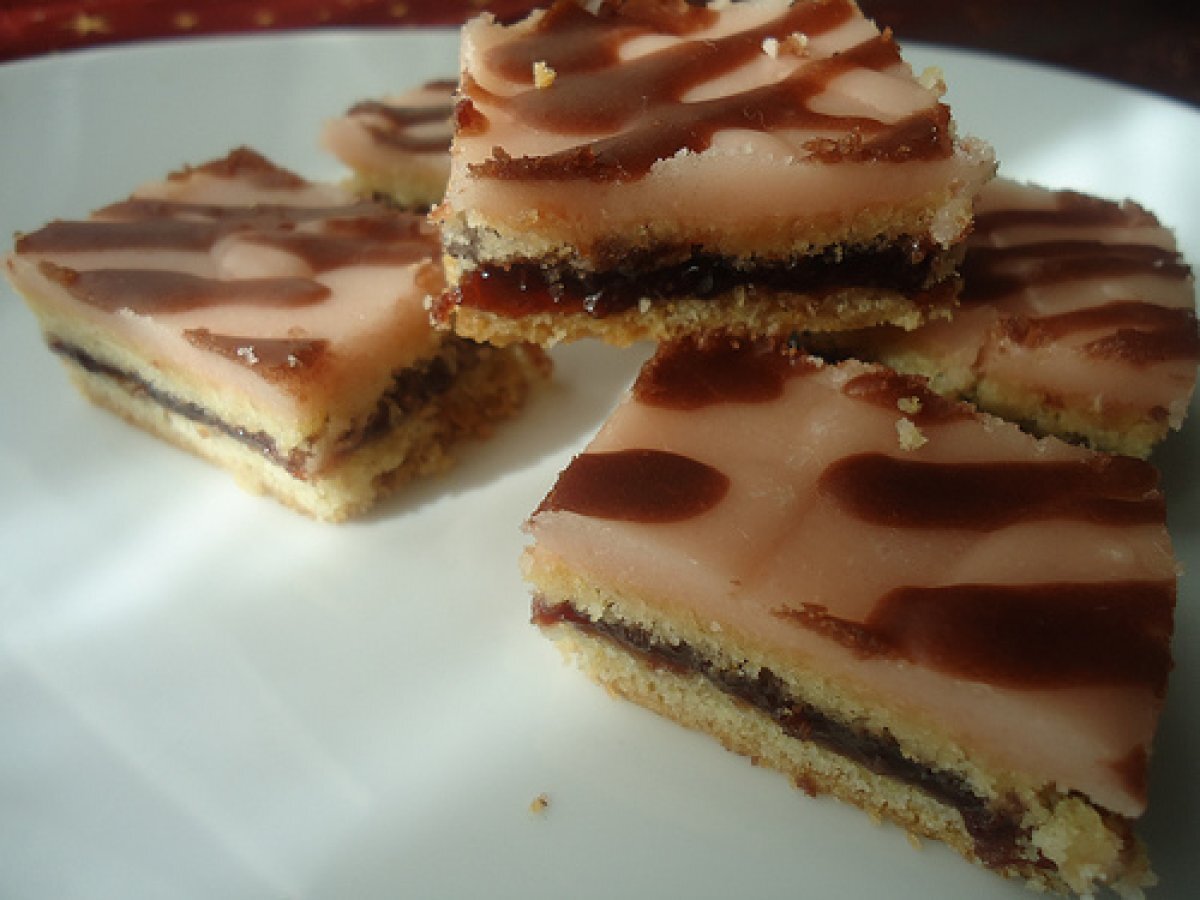 Prajitura de post cu gem de prune si glazura de zahar - Rețetă Petitchef