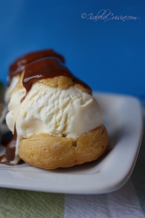 Profiterol cu inghetata de vanilie si sos de ciocolata - Rețetă Petitchef