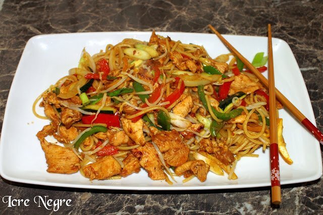 Pui cu 5 arome chow main - rețetă delicioasă