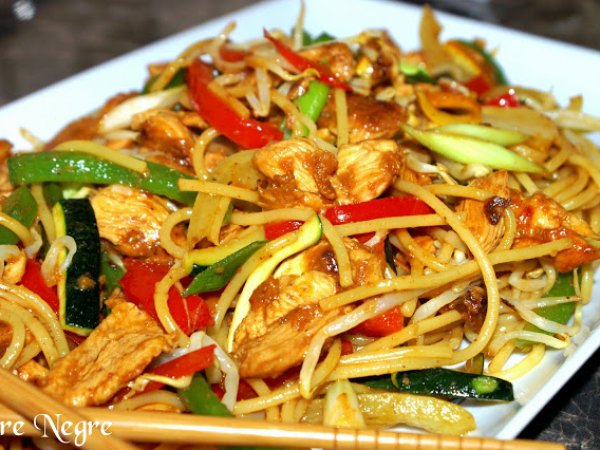 Pui cu 5 arome chow main - rețetă delicioasă