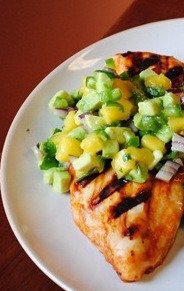 Rețetă pui la cuptor cu salsa de mango și avocado