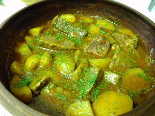 Rasol alb de manzat cu cartofi noi in vas roman - Rețetă Petitchef