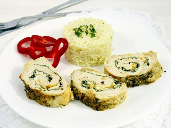Rețetă rulada de pui cu spanac și brânzeturi delicioasă