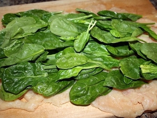 Rețetă rulada de pui cu spanac și brânzeturi delicioasă