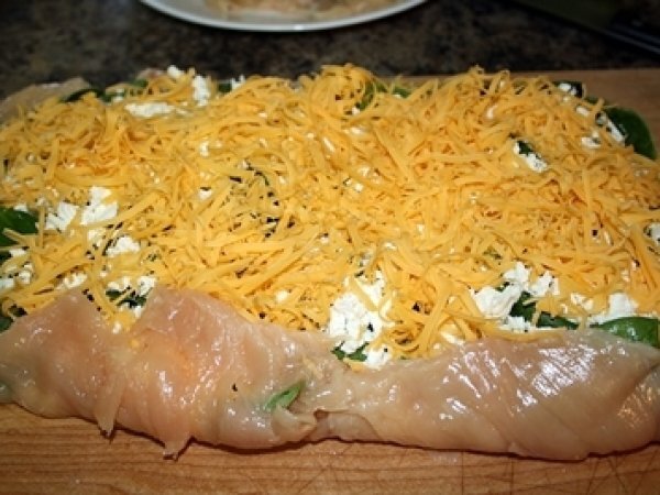 Rețetă rulada de pui cu spanac și brânzeturi delicioasă