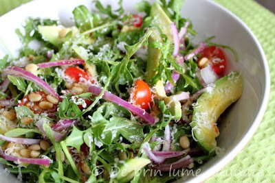 Salata cu rosii cireasa, rucola si seminte de pin - Rețetă Petitchef