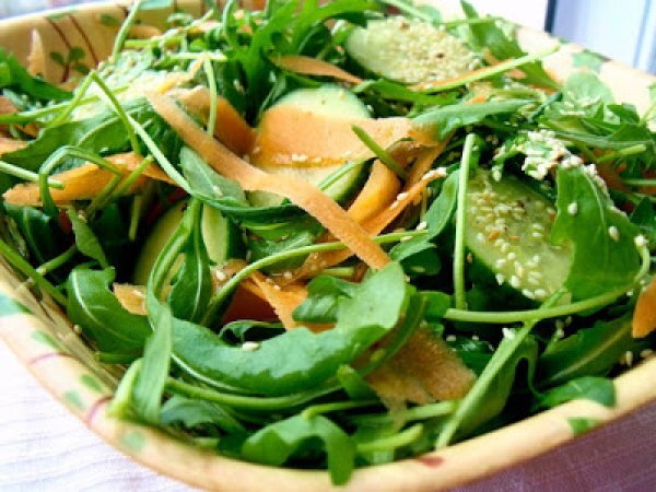 Salata cu rucola, castraveti si morcov - Rețetă Petitchef