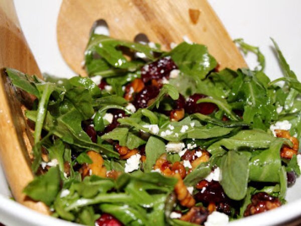 Salata cu rucola, nuci si feta