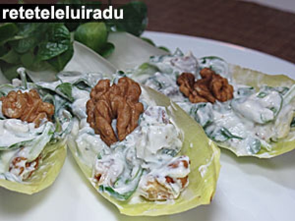 Salata de andive cu nuci si branza gorgonzola - Rețetă Petitchef