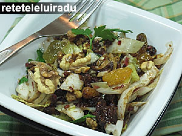 Rețetă de salată de andive cu nuci și curmale uscate
