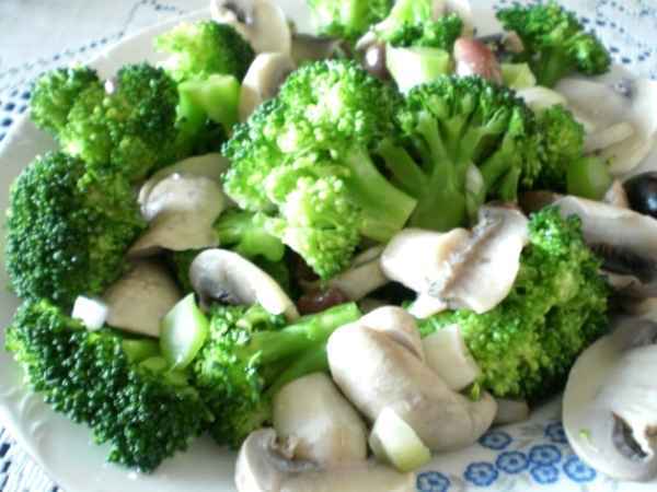 Rețetă simplă de salată de broccoli sănătoasă