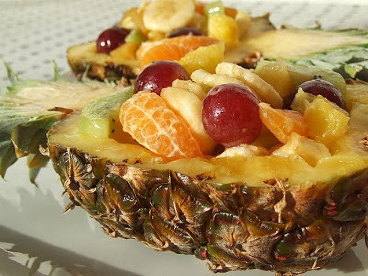 Salata de fructe in ananas - Rețetă Petitchef