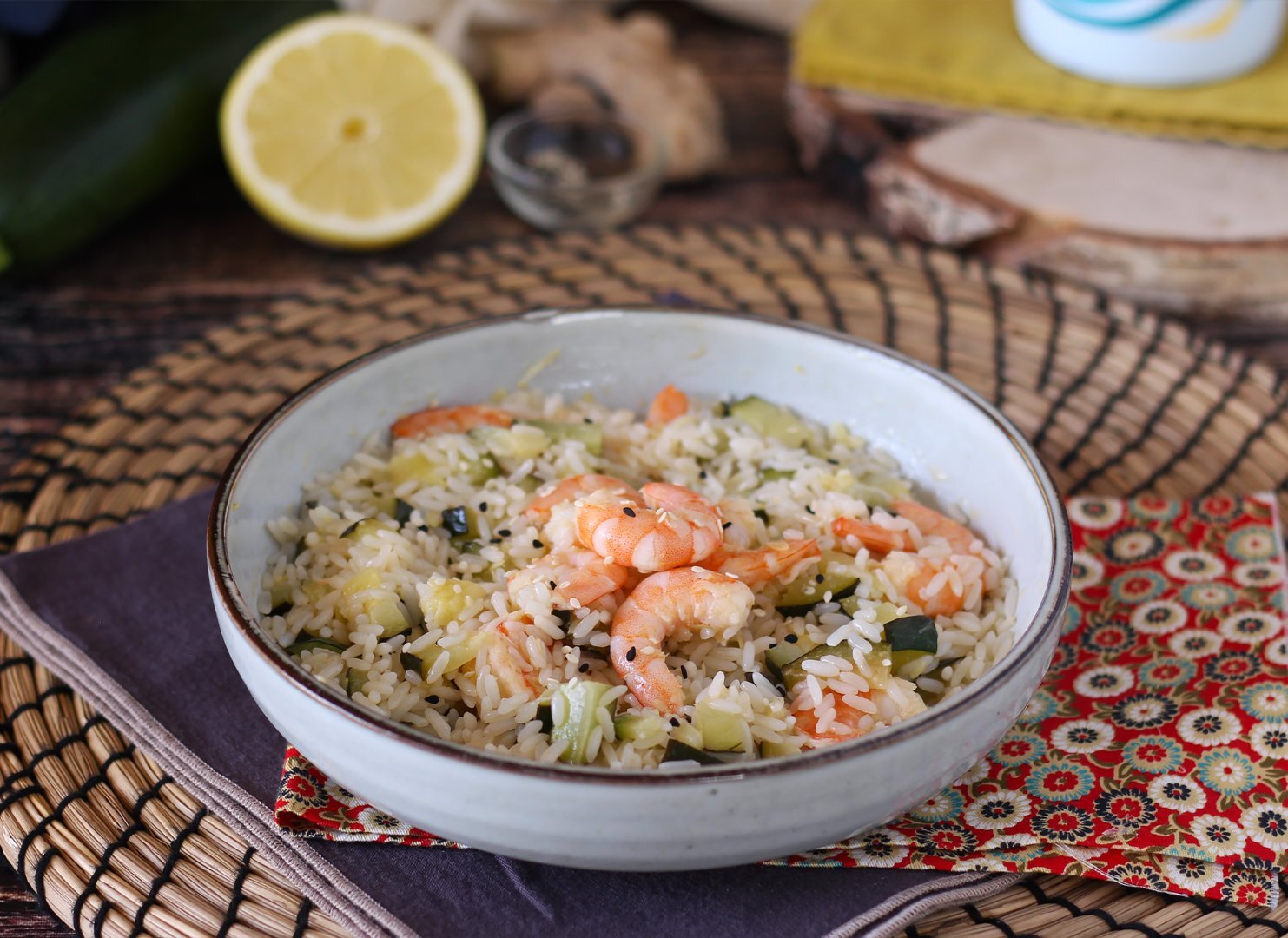 Rețetă: salată de orez cu creveți, dovlecel și ghimbir