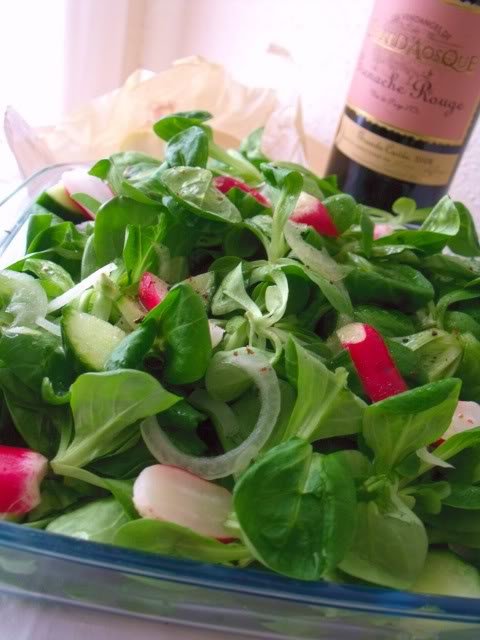 Salata de valeriana cu ridichi si castravete - Rețetă Petitchef