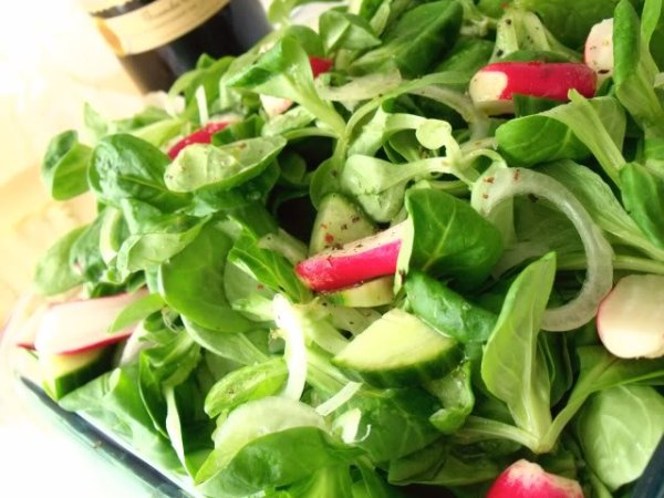 Salata de valeriana cu ridichi si castravete - Rețetă Petitchef