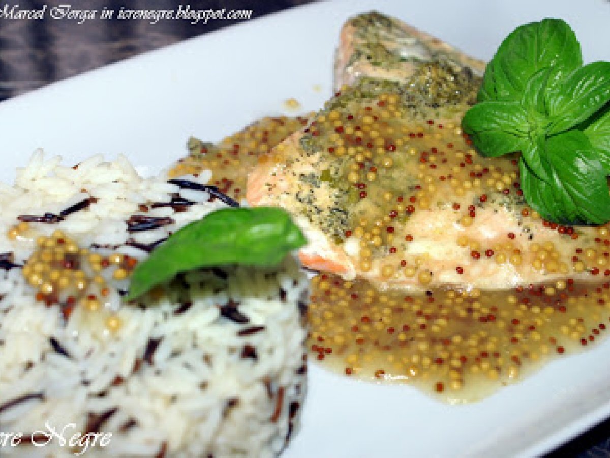 Somon in crusta cu sos de mustar frantuzesc - Rețetă Petitchef