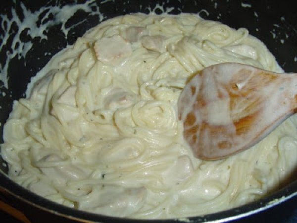 Rețetă de spaghete cu sos alb și carne de pui