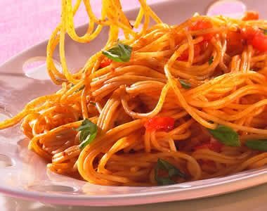 Spaghete in sos de tomate - Rețetă Petitchef