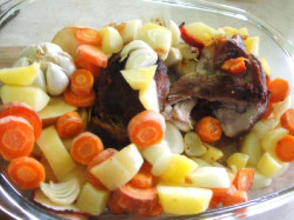 Spata de porc cu cartofi si morcovi - Rețetă Petitchef