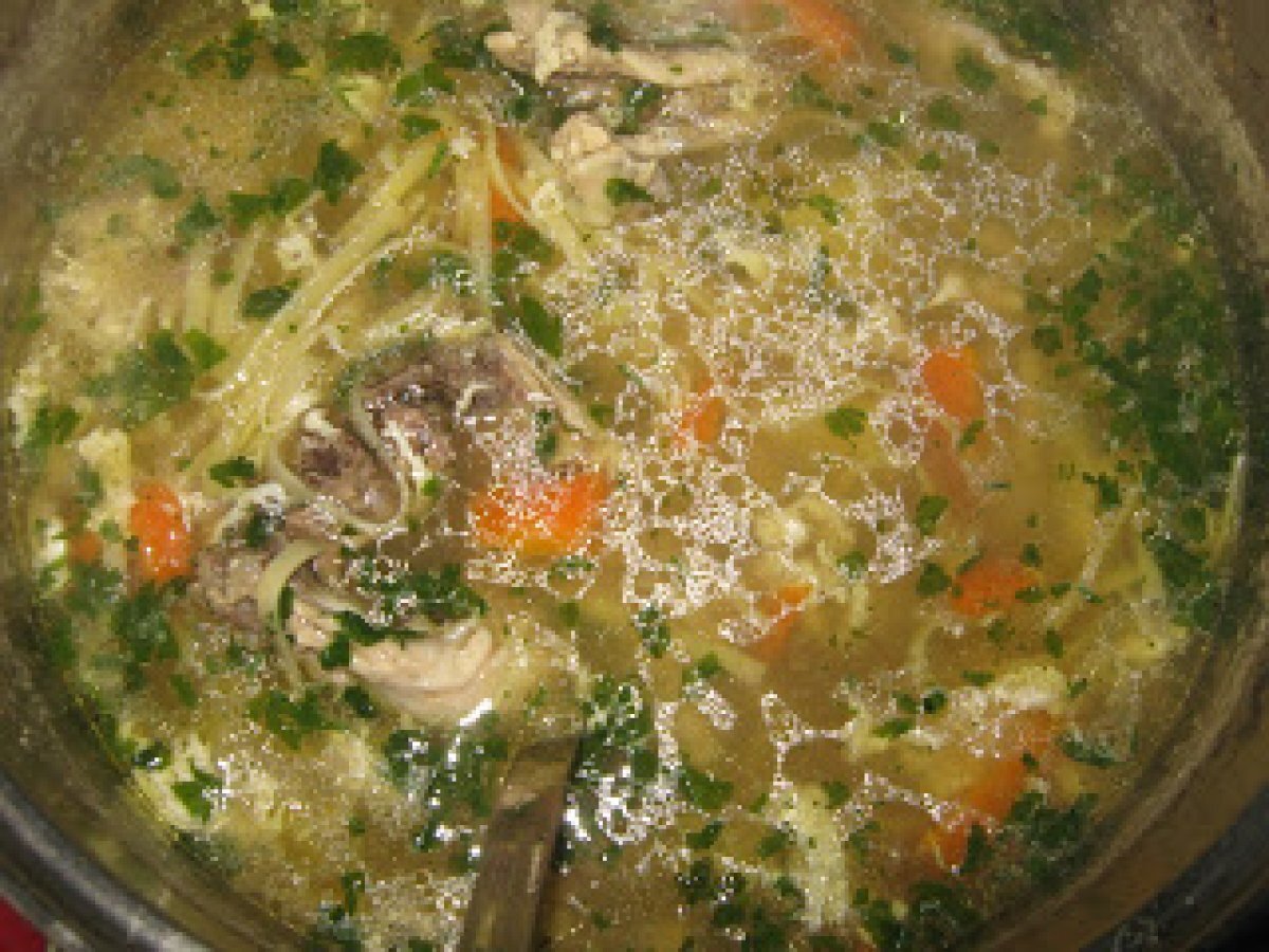 Supa de pui cu zdrente de ou - Rețetă Petitchef