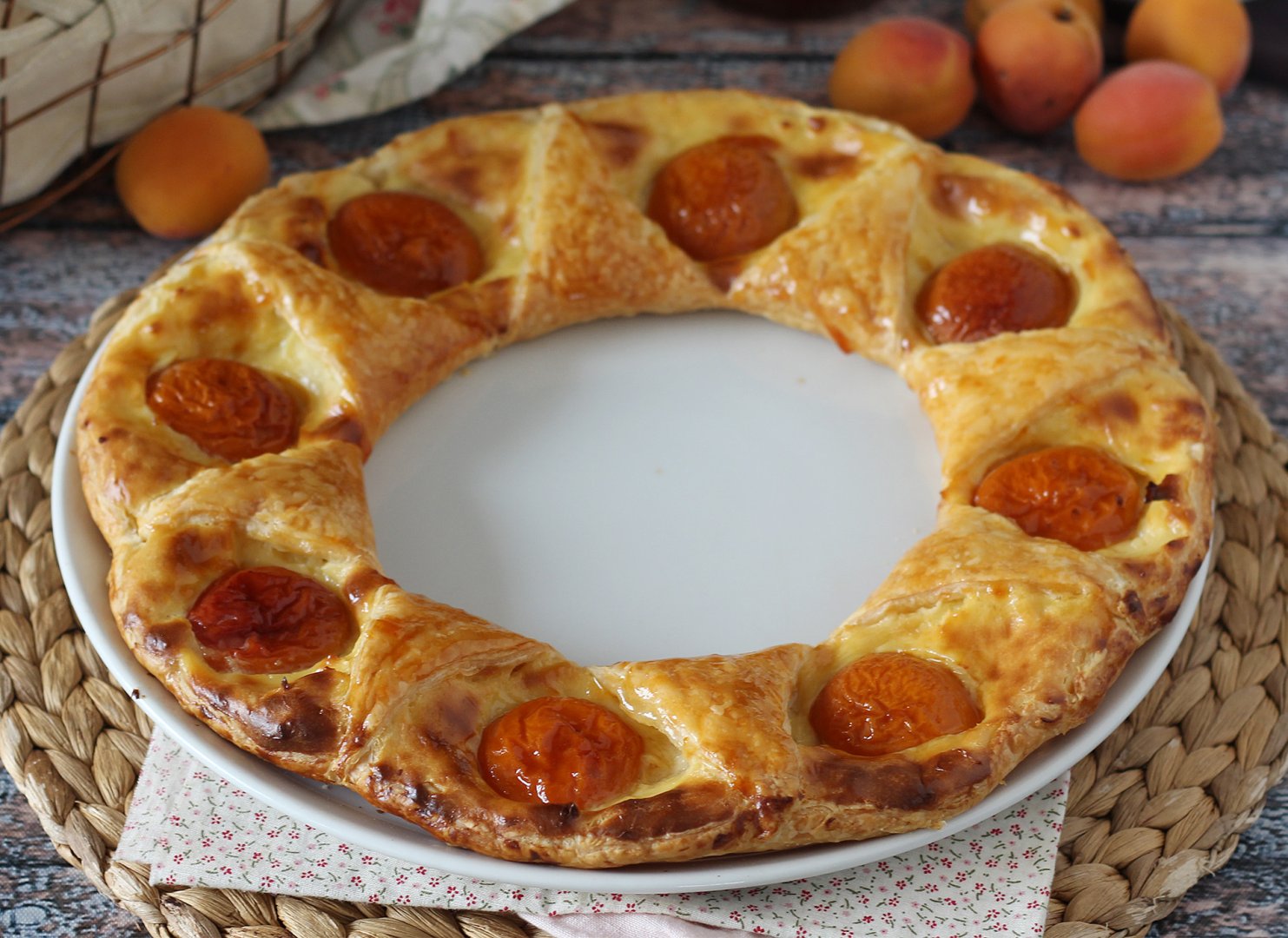 Tarta oranaise - aluat de foietaj, cremă patiserie și caise - Rețetă ...