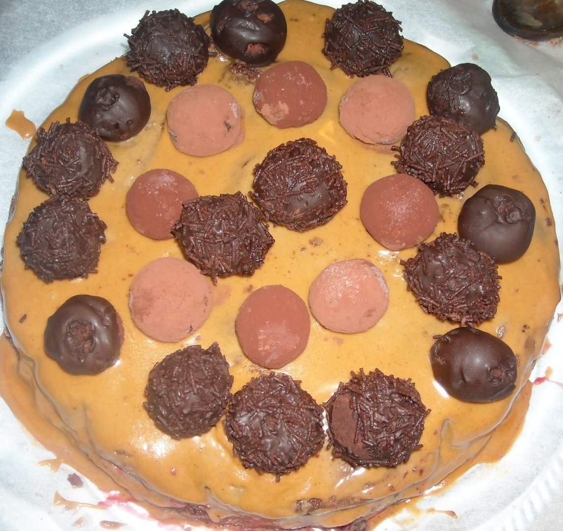 Tort amandina cu trufe de ciocolata si fructe de padure - Rețetă Petitchef