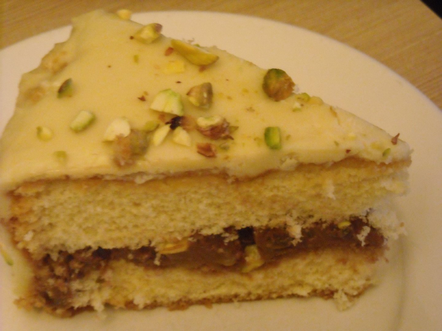 Rețetă tort cu fistic și ciocolată albă și neagră