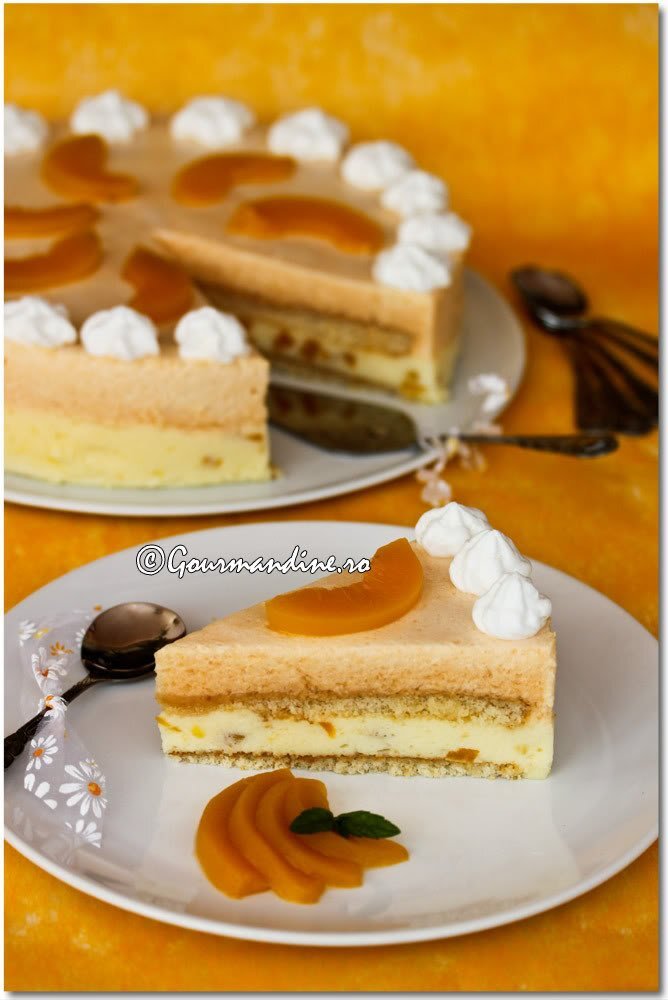 Tort cu mousse de pepene galben si crema cu piersici - Rețetă Petitchef