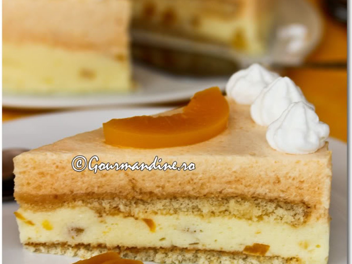 Tort cu mousse de pepene galben si crema cu piersici - Rețetă Petitchef