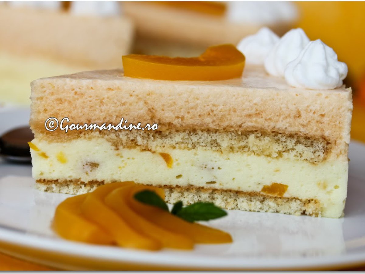 Tort cu mousse de pepene galben si crema cu piersici - Rețetă Petitchef