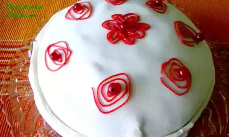 Rețetă tort de vanilie ornat cu pastă de zahăr