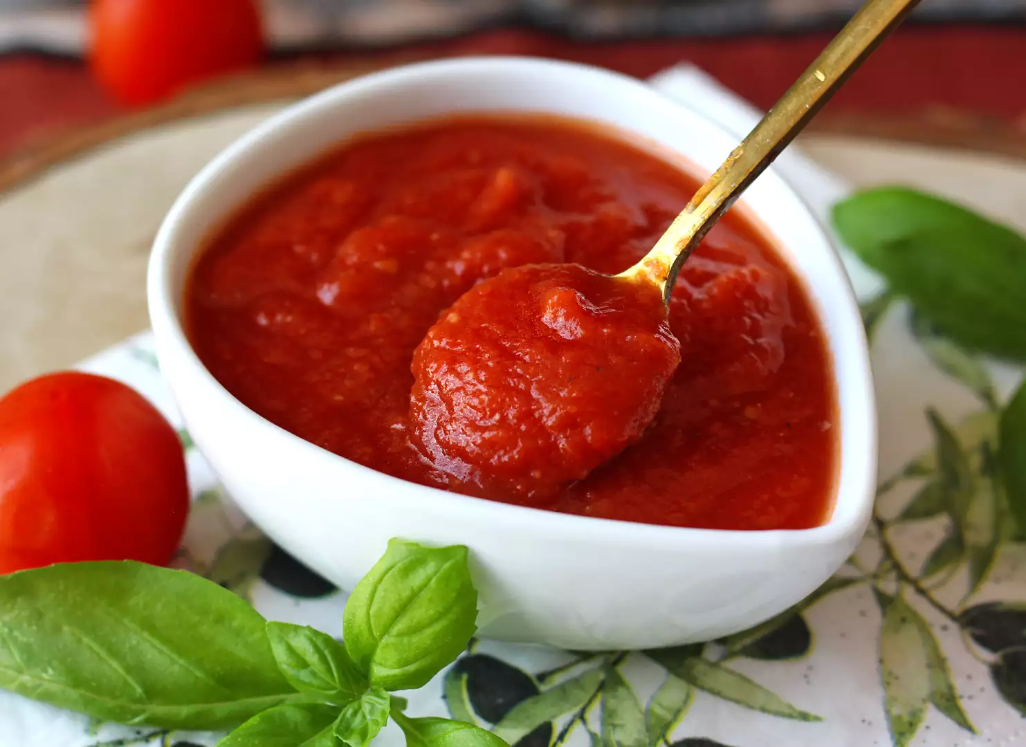 Un sos de roșii crude plin de savoare, ideal pentru toppingul unei ...